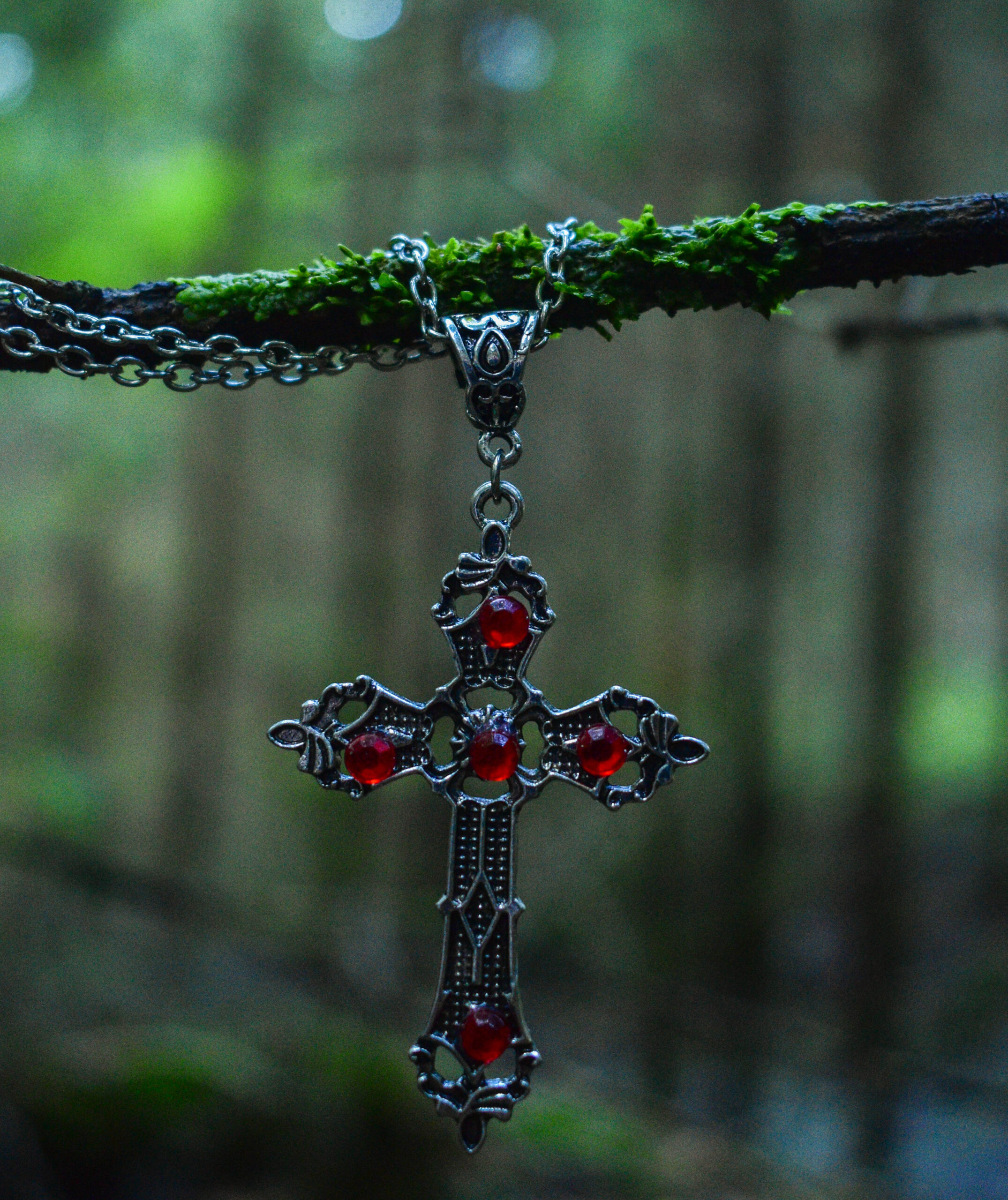 Risti kujuline punaste kividega kaelakett - Rongabutiik