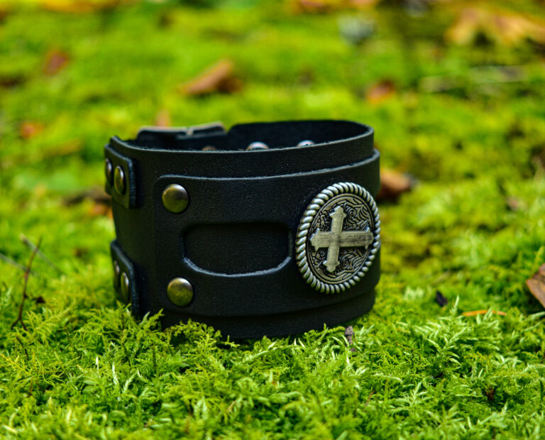 Lai must käevõru ristiga - Rongabutiik