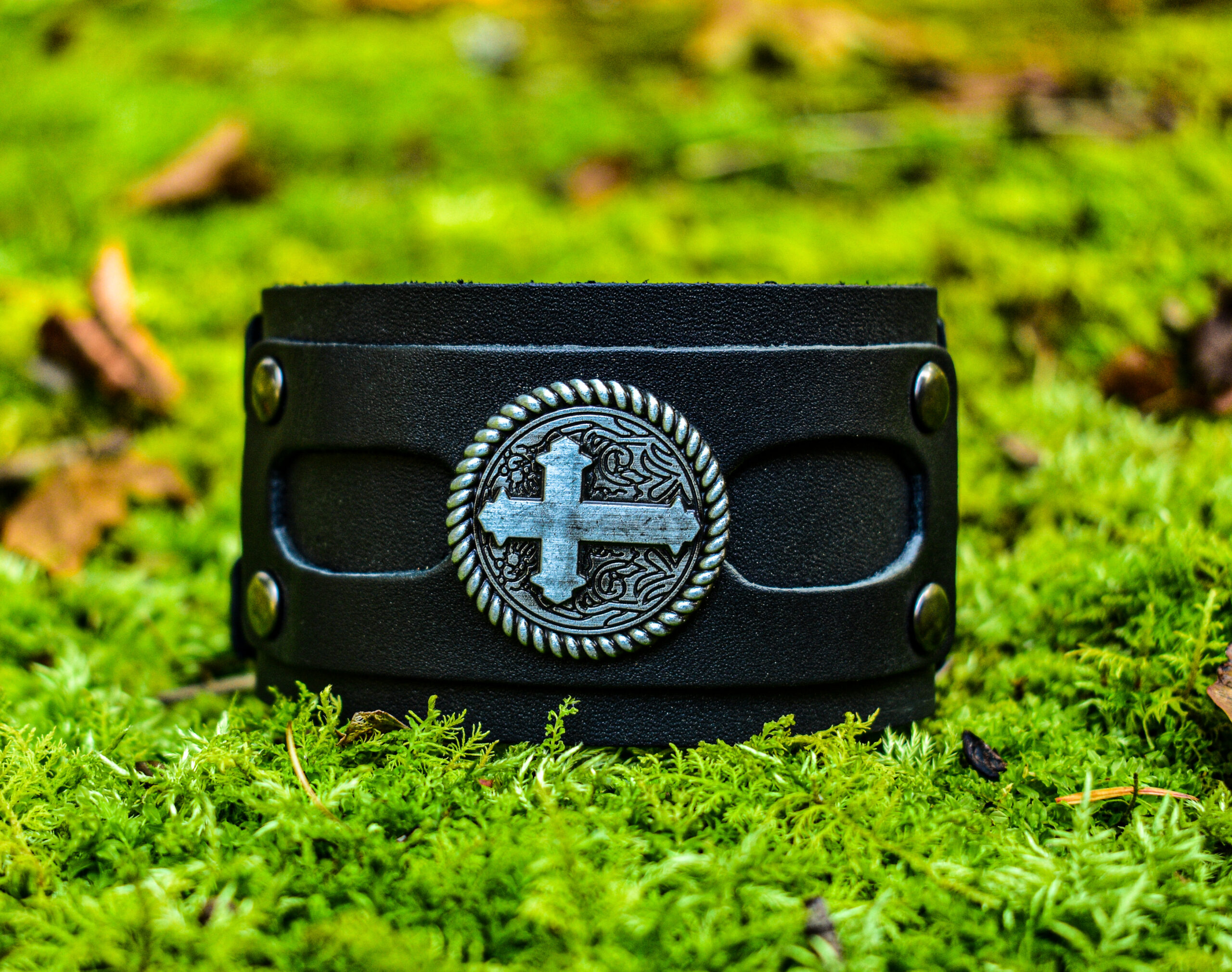 Lai must käevõru ristiga - Rongabutiik