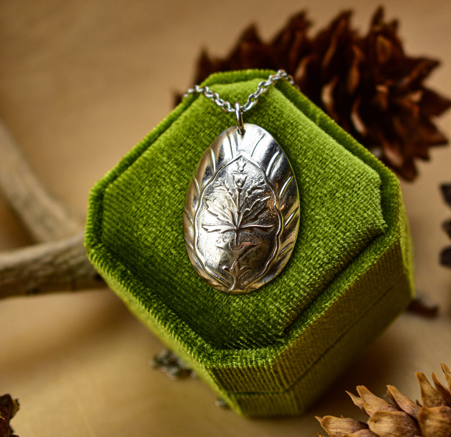 Lusika peast kaelakee kellukas - Rongabutiik